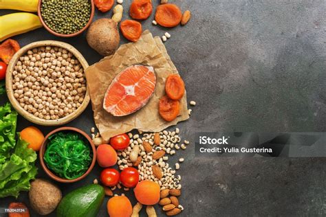 칼륨 연어 콩 류 채소 과일 등이 풍부한 식품을 어두운 배경에 건강 식품 컨셉 아비 타 미노 시스 예방 평면도 평 신도 복사 공간 개념에 대한 스톡 사진 및 기타 이미지