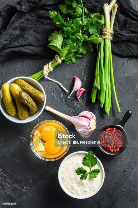 신선한 채소가 있는 작은 항아리에 유기농 레몬 목장 드레싱 타르타르 소스 케이퍼 오이 파슬리 레몬 계란으로 소스를 만듭니다 피시