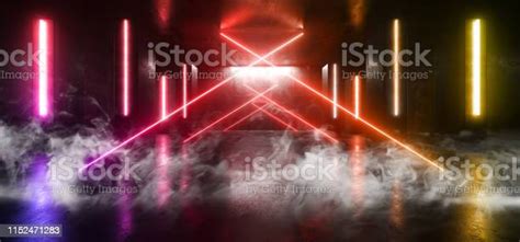 연기 네온 빛 미래 공상 과학 Fi 보라색 파란색 화살표 모양의 빛나는 활기찬 빈 공간 그런 지 콘크리트 터널 복도 단계 우주선