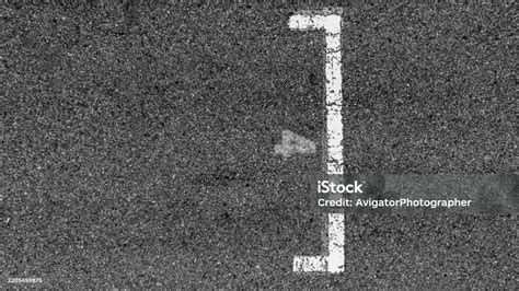 자동차 경주의 시작 또는 결승선 시작 및 결승선 경주 그리드 시작 레이스 트랙 아스팔트 도로 레이스 트랙에서 상단 보기 질감 및 배경 그리드 시작 추상 거리에 대한 스톡
