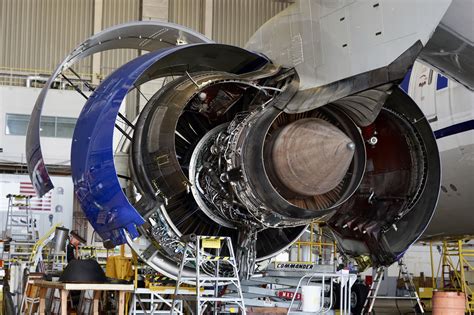 United Airlines Boeing 777 Engine