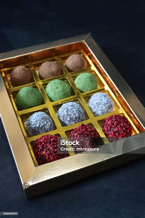 건조 코코넛 코코아 말차 파우더 초콜릿 박스에 탈수 라즈베리 조각 회색 배경 높은 전망에 코팅 된 개별 홈 메이드 초콜릿 트러플 단백질 볼의 행의 이미지 0명에 대한 스톡