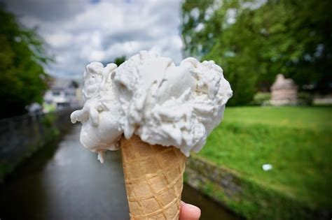 이탈리아 젤라토 아이스크림 두 공 와플 콘에 여러 가지 빛깔의 젤라토 아이스크림 여름의 배경에 아이스크림입니다 화창한 여름날을 배경으로 한 아이스크림i 과일에 대한 스톡