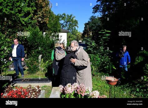 Birgit Behrens Otto Eberhard Hoene Und Gerlinde Kempendorff Bei Der Beisetzung Des