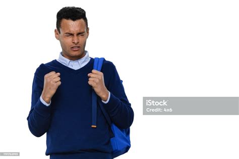 전면보기 한 사람 한 사람 허리까지 2029 세 성인 잘 생긴 사람들의 초상화 검은 머리 아프리카 민족 아프리카 계 미국인 민족 세대 Z 남성 젊은 남성 서 멋진 태도 복사