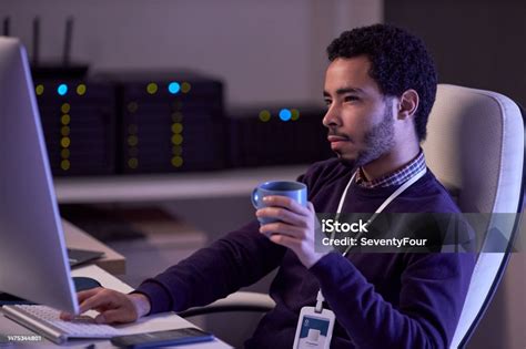 밤에 코드를 작성하고 사무실 책상에서 커피를 마시는 It 개발자 20 24세에 대한 스톡 사진 및 기타 이미지 20 24세 25 29세 It 지원 Istock