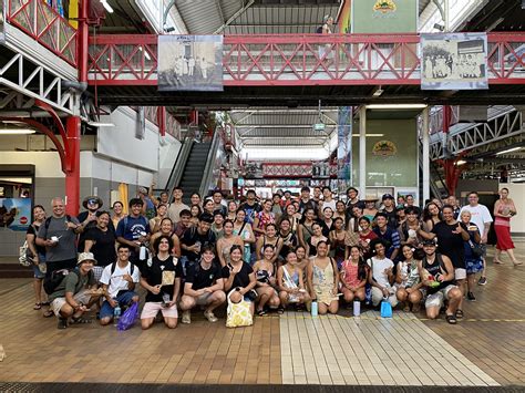 Des élèves De La Prestigieuse Kamehameha School En Visite Au Marché
