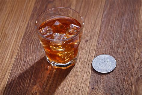 나무 테이블에 오래된 실버 달러와 위스키와 얼음 의 유리 0명에 대한 스톡 사진 및 기타 이미지 0명 American Civil War Civil War Istock