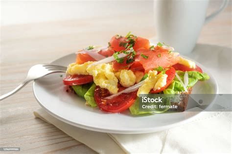 토마토 스크램블 에그 훈제 연어를 곁들인 통곡물 빵 밝은 나무 테이블에서 아침 식사 또는 점심 식사로 맛있는 샌드위치 0명에 대한 스톡 사진 및 기타 이미지 Istock