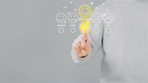 행복한 웃는 얼굴 아이콘의 가상 화면을 터치하는 남자는 서비스에 만족감을 제공합니다 평가는 매우 인상적입니다 고객 서비스 평가 및 만족 개념 5에 대한 스톡 사진 및 기타