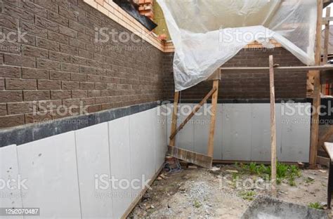 문제 코너 영역에서 파운데이션 폼 절연 및 습기 방지 방수 및 습기 방지 멤브레인이 있는 하우스 지하 파운데이션 폼 절연 디테일 방수에 대한 스톡 사진 및 기타 이미지