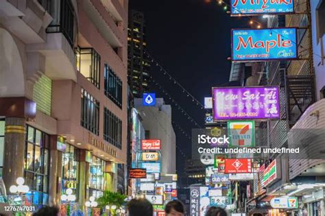 밤에 소이 타니야 실롬 로드 방콕 태국에서 걷는 아는 관광객이나 사람들 실롬은 의심 할 여지없이 방콕에서 가장 중요한 금융 지구 중 하나입니다 간판에 대한 스톡 사진 및