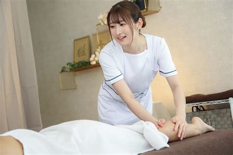裏オプを断られた美人エステお姉さんを仕事終わりに待ちせ！レズ堕ちするまで付きまとう潮吹きビアン女子大生 アダルト動画 ソクミル