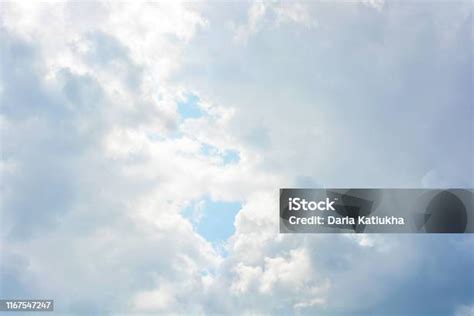 하늘 천사의 흰색 구름과 햇빛과 파란색 푸른 하늘의 밝고 다채로운 사진 흰색과 파란색 조명과 색상빛 섬세하고 통풍이 흐린 배경 0명에 대한 스톡 사진 및 기타 이미지