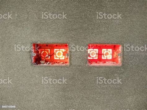 전기 전기 스위치를 준비 하 고 벽화 전에 석고 벽에 남 비 플러그 거리에 대한 스톡 사진 및 기타 이미지 거리 교통 기업 재무와 산업 Istock