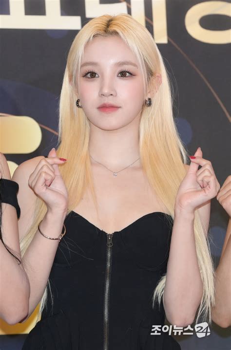 [포토] 여자 아이들 우기 금발 인형