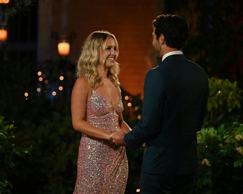 Minnesotan Daisy Kent Introduces Herself To The Bachelor The World