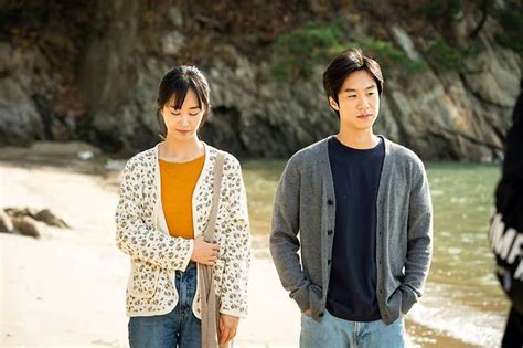 같은 해변에서 포착된 4살차이 두 남녀 관련 소식