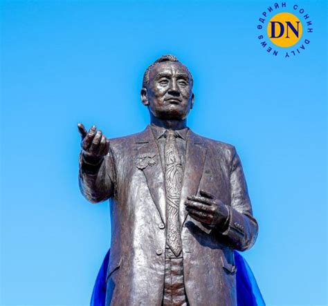 “Тэнгэрийн хүү” Шаравын Сүрэнжавын гэрэлт хөшөө