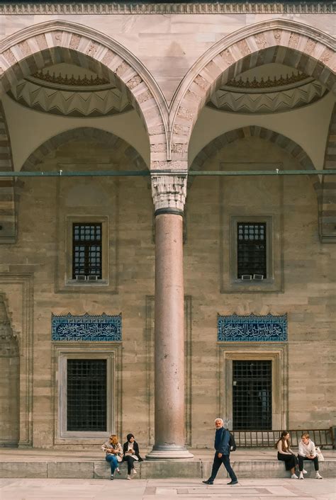 거리 건물 건물 외관 건축 공공의 관광 광장 그림자 기둥 깃발 대칭 도시 도시 풍경 도시의 독일 랜드마크 르네상스 문화 유산 문화적 뮌헨