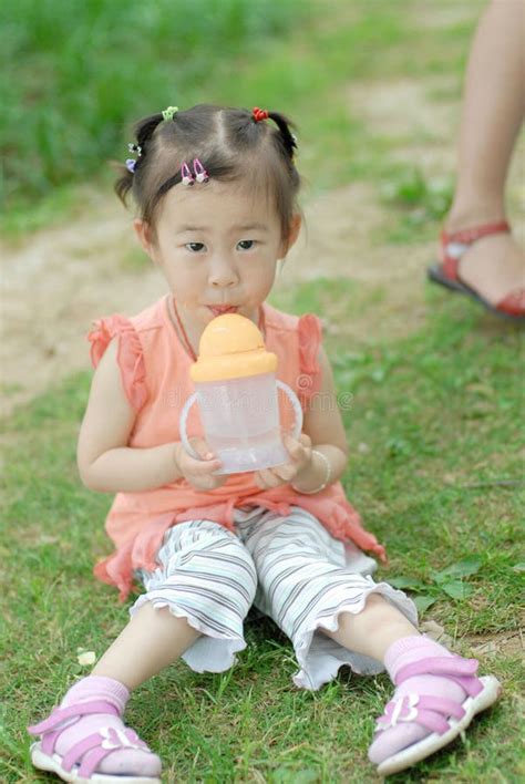 Belle Petite Fille Chinoise Image Stock Image Du Prairie Noir