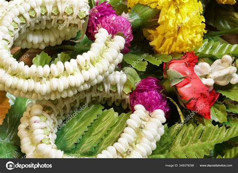 Malai Amarillo Rosa Roja Flor Rak Blanco Forma Redonda Para — Foto De Stock 349378298