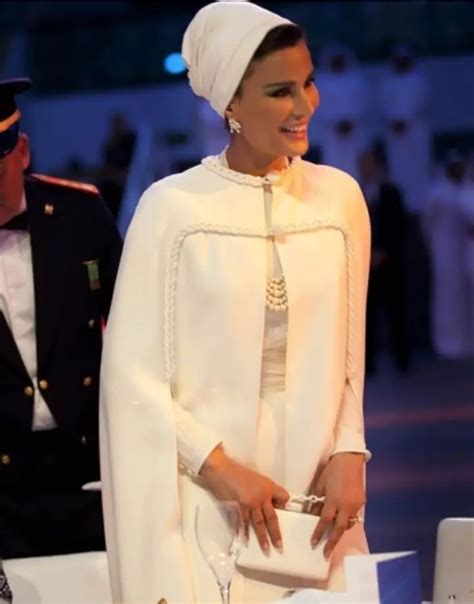 СОПРУГАТА НА КАТАРСКИОТ ШЕИК во АБАЈА каква што светот не видел Моза е како „МАГИЧНА ЖЕНА“