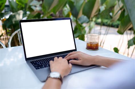 빈 흰색 데스크톱 화면으로 노트북 컴퓨터에서 사용하고 입력하는 여성의 모형 이미지 35 39세에 대한 스톡 사진 및 기타 이미지