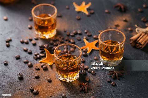 위스키 브랜디 또는 주류 향신료 아니 스 별 커피 콩 계 피 스틱 0명에 대한 스톡 사진 및 기타 이미지 0명 가지 식물