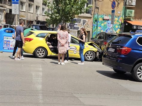 ПЪРВО В ПИК Тежка катастрофа в центъра на София има пострадал СНИМКИ Информационна агенция ПИК