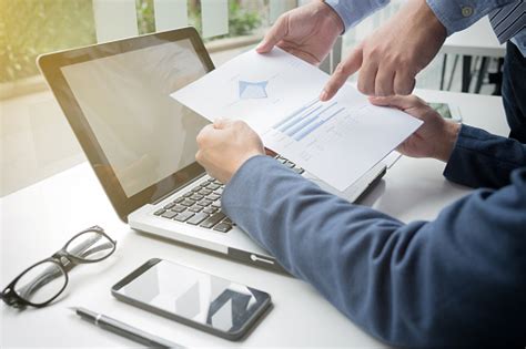 팀 작업 과정입니다 젊은 비즈니스 관리자 승무원 새로운 시작 금융 프로젝트 나무 테이블 키보드 문자 메시지 입력에 Labtop 그래프 계획 분석 경제에 대한 스톡 사진 및