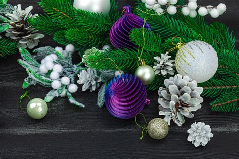 새해 복 많이 받으세요 배경 축제 크리스마스 싸구려 상록 가지 솔방울 눈 덮인 열매 0명에 대한 스톡 사진 및 기타 이미지 0명 3차원 형태 가문비나무 Istock