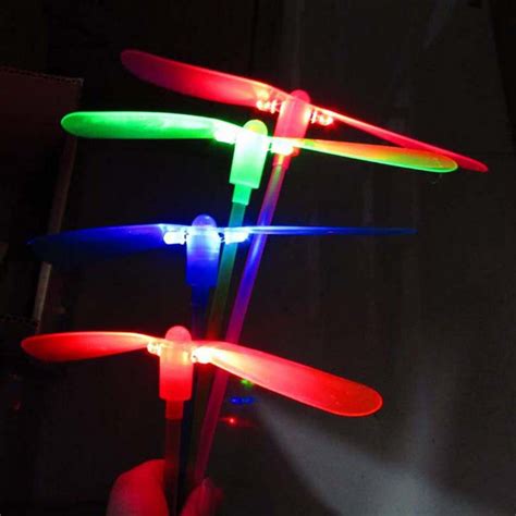 놀라운 Led 깜박이는 잠자리 클래식 수동 글로우 라이트 비행 헬리콥터 어린이를위한 대나무 장난감 깜박임