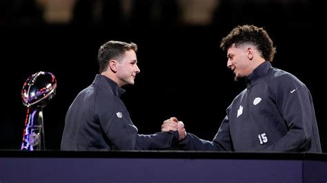 Fær Sex­tíu Milljarða Minna í Laun En Kollegi Sinn í Hinu Liðinu Vísir