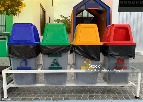 쓰레기 분리수거용 쓰레기통은 일반쓰레기는 파란색 습식은 녹색 재활용쓰레기는 노란색의 4종류가 있습니다 그리고 유해 폐기물을 위한 빨간 쓰레기통 쓰레기에 대한 스톡 사진 및
