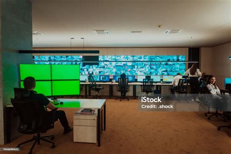 데이터 시스템 제어실 사무실에서 일하는 남성 보안 운영자 기술 운영자 여러 디스플레이가있는 워크 스테이션에서 작업 여러