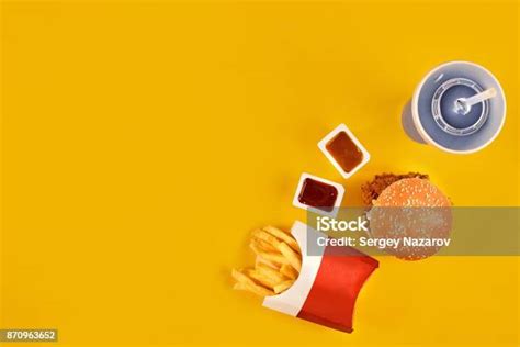 패스트 푸드 요리 최고 볼 수 있습니다 고기 햄버거 감자 칩 및 웨지입니다 구성 데 려가 감자 튀김 햄버거 노란색 바탕에 마요네즈와 케첩 소스 0명에 대한 스톡 사진 및