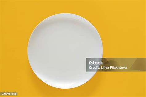 노란색 배경에 빈 흰색 세라믹 플레이트 평면도 복사 공간 봄과 여름 메뉴 개념에 대한 스톡 사진 및 기타 이미지 개념 고풍스런 공란 Istock