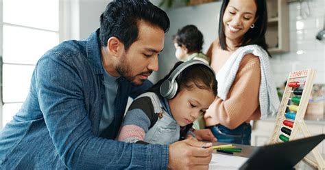 태블릿 온라인 학습 및 교육 학교 프로젝트 또는 수학 수업을 위해 집에 아이가 있는 아빠 가족 디지털 기술 및 아버지는 연구 교육 및 계산을 위한 주판을 위한 숙제를