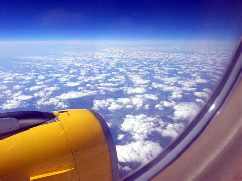 배경 화면 햇빛 화이트 공간 반사 하늘 차량 구름 항공기 노랑 푸른 나는 스크린 샷 공기 호스 컴퓨터 벽지 지구의 분위기 대기권 밖 비행기