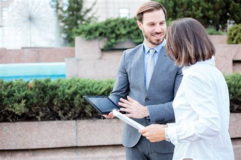 행복 한 젊은 남성과 여성의 비즈니스 사람들이 사무실 건물 회의 논의 및 태블릿 및 종이 보고서에 데이터를 비교 앞 이야기 2명에 대한 스톡 사진 및 기타 이미지 Istock