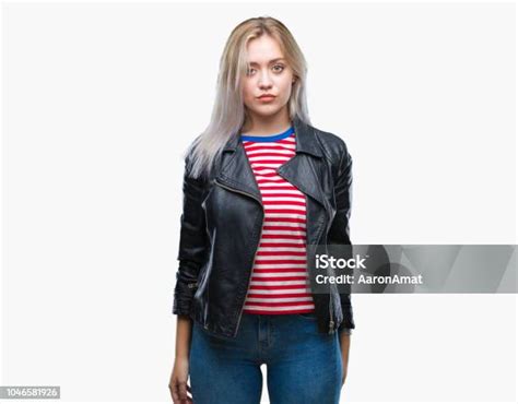 젊은 금발 여자 얼굴에 심각한 표정으로 격리 된 배경 위에 검은 자 켓을 입고 간단 하 고 카메라를 보고 자연 결심에 대한 스톡 사진 및 기타 이미지 Istock
