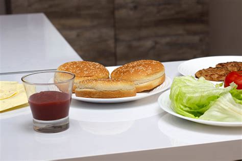 집에서 패스트 푸드 햄버거와 햄버거를 만들기위한 재료 클로즈업 가정 생활에 대한 스톡 사진 및 기타 이미지 가정 생활 가정 주방 가정의 방 Istock