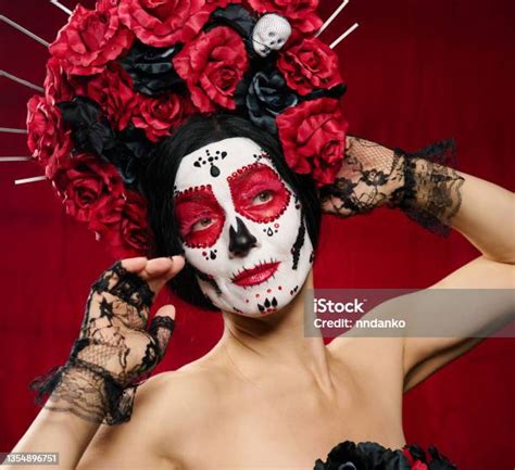 그녀의 머리에 꽃화환과 설탕 두개골 메이크업과 아름다운 여자의 초상화 빨간 배경 40 49세에 대한 스톡 사진 및 기타 이미지 40 49세 검은색 공포 무서움