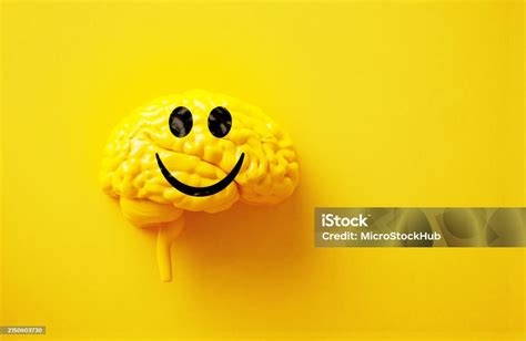 정신 건강 개념 웃는 얼굴 인쇄 노란색 배경에 노란색 뇌 개체 사람 뇌에 대한 스톡 사진 및 기타 이미지 사람 뇌 휴식 행복 Istock
