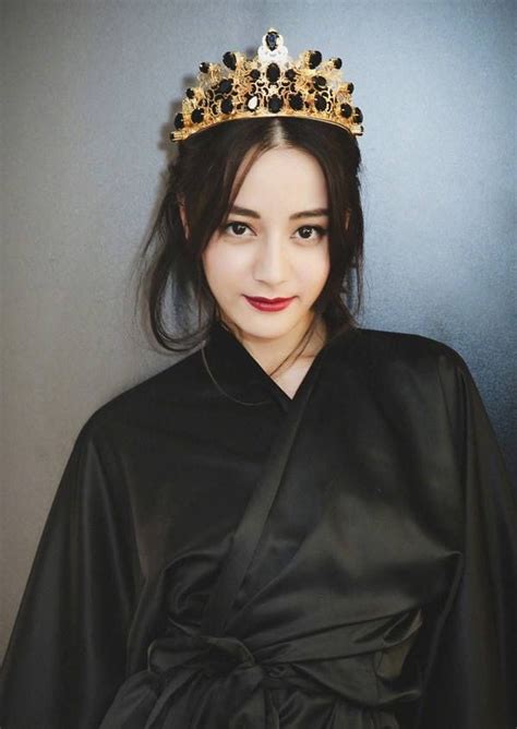 离开修图的迪丽热巴，五官精致，就是左脸看起来老了十岁 热巴 迪丽 五官 新浪新闻