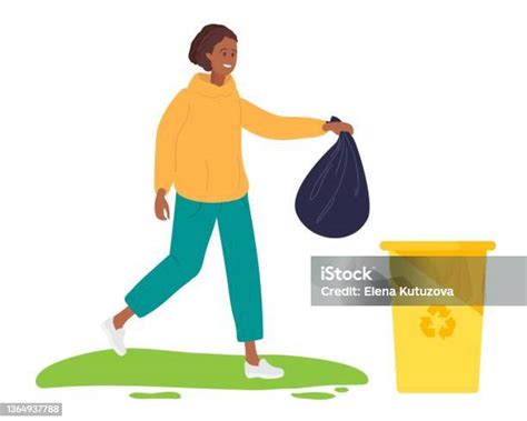 젊은 아프리카 계 미국인 여성은 쓰레기 캔에 쓰레기 봉투를 넣어하려고합니다 검은 쓰레기 봉투 노란색 쓰레기 통 폐기물 관리 흰색 배경에 컬러 만화 벡터 그림 가득 찬에 대한