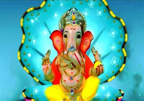 गणेश चतुर्थी 2024 स्थापना के लिए लाने से पहले दे रहे प्रतिमा की