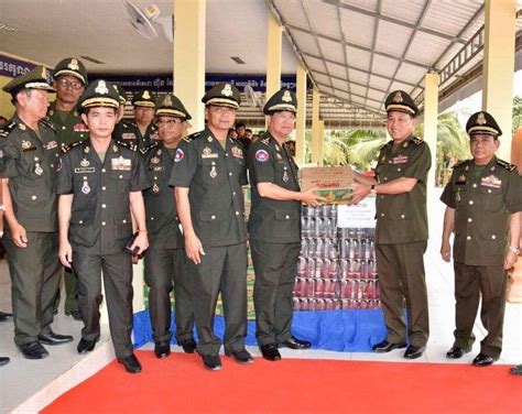 នាយឧត្ដមសេនីយ៍ វង្ស ពិសេន ដឹកនាំប្រតិភូសួរសុខទុក្ខកងកម្លាំងបញ្ជាការដ្ឋានរថក្រោះ