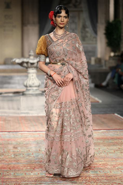 걷고 있는 고급 패션 꾸뛰르 남아시아 패션 드레이프 사리 디자이너 착용 런웨이 롱 드레스 모델 문화적 복장 민족 스타일 민족적 우아함 민족적 패턴